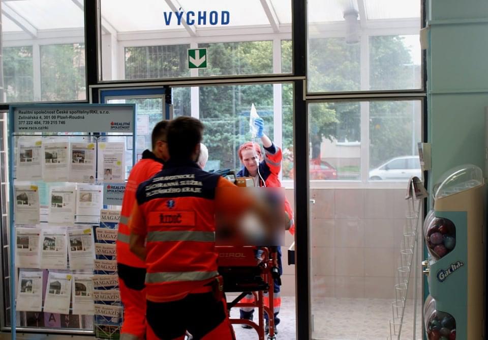 Muž který se topil v bazénu na Slovanech zemřel! | Krimi Plzeň Muž který se topil v bazénu na Slovanech zemřel! | Krimi Plzeň
