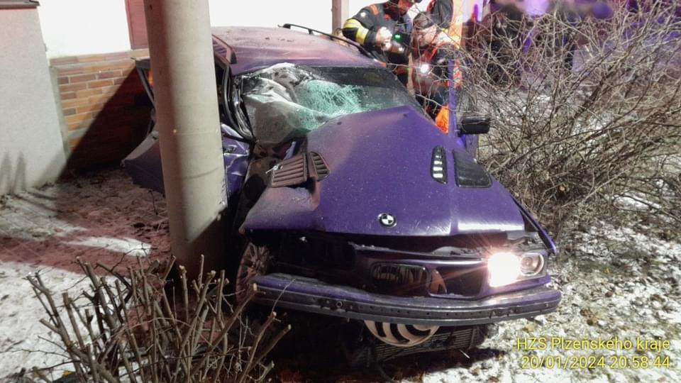S autem narazil do sloupu a domu | Krimi Plzeň
