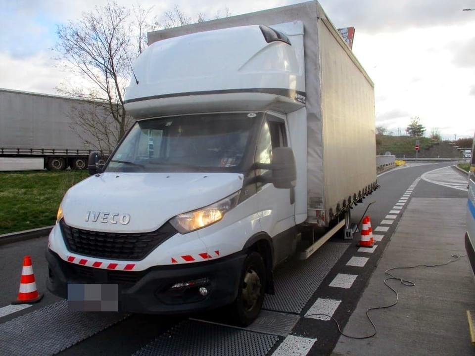 Přetížil vozidlo o 93 procent a s policisty nechtěl moc spolupracovat ...